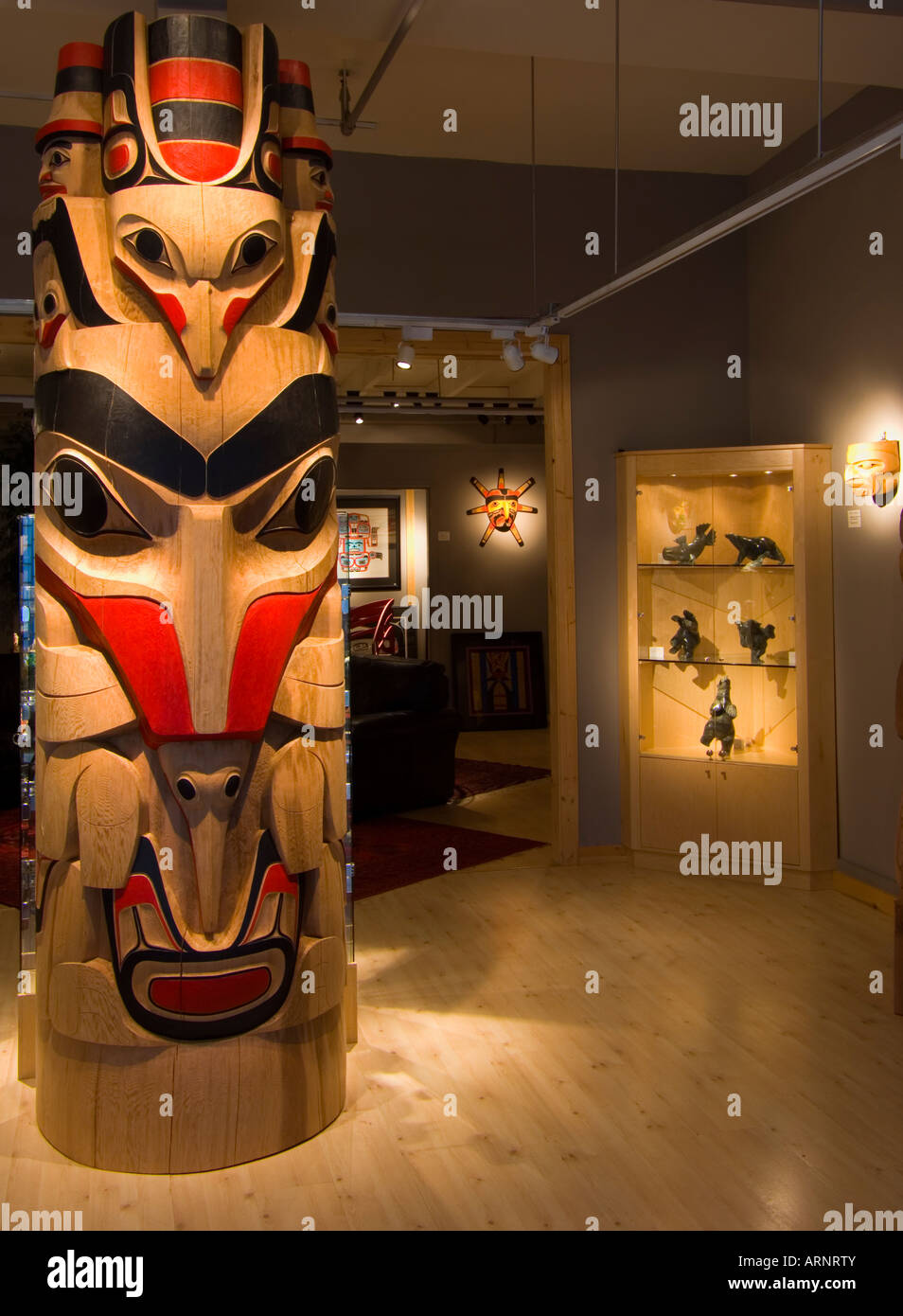 Bc art gallery totem pole poles hi-res stock photography and images - Alamy