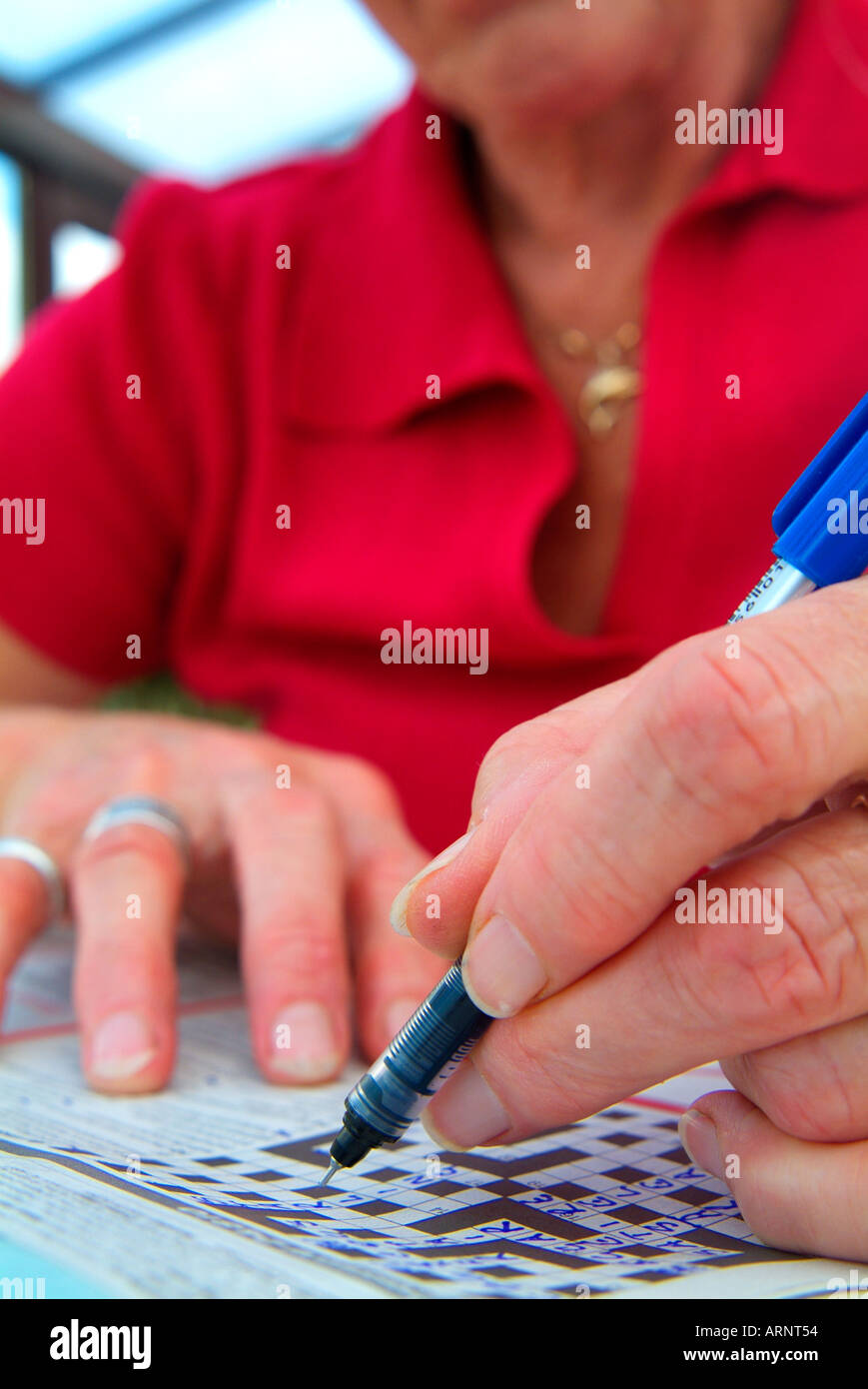 Woman doing crossword puzzle Stock Photo - Alamy