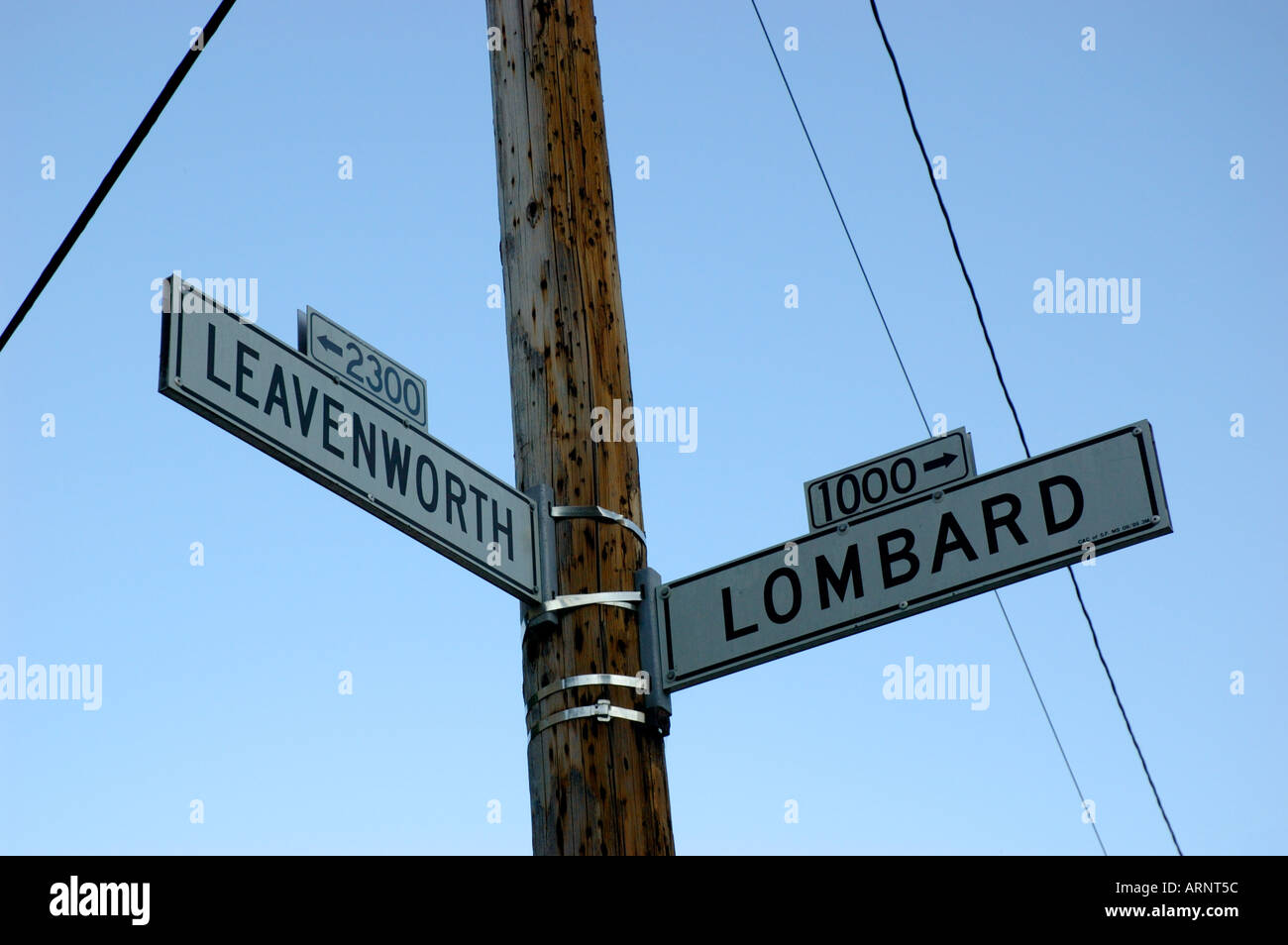 Sign at intersection of Lombard Street and Leavenworth in San Francisco ...