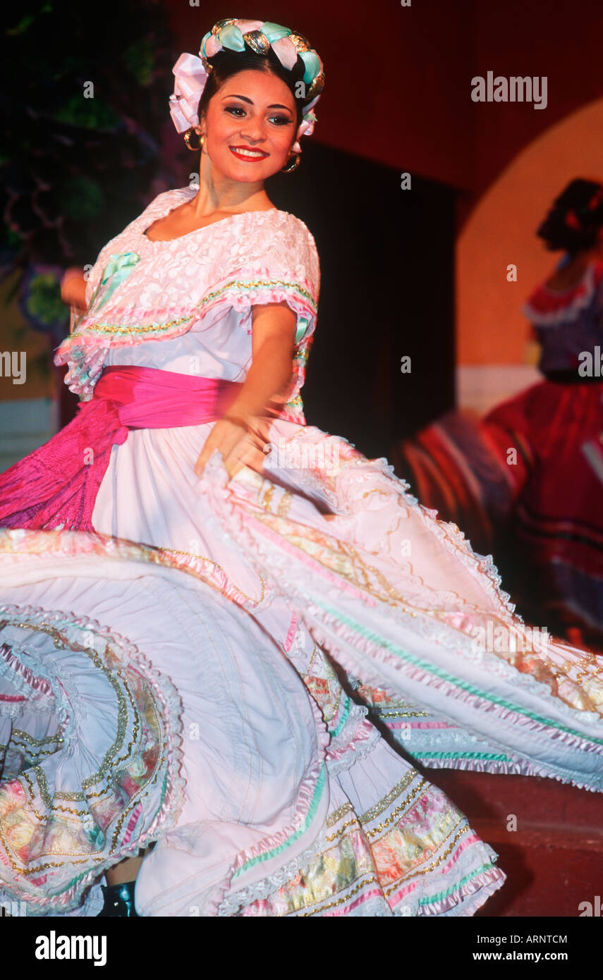 Mexico, local dancer perform folk dance Stock Photo - Alamy