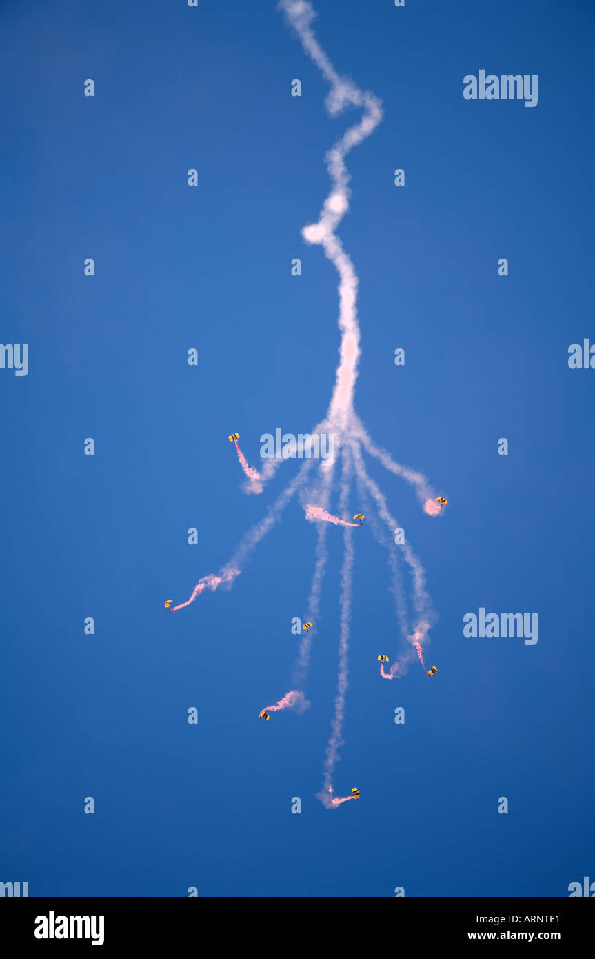 Parachute acrobatics show hi-res stock photography and images - Alamy