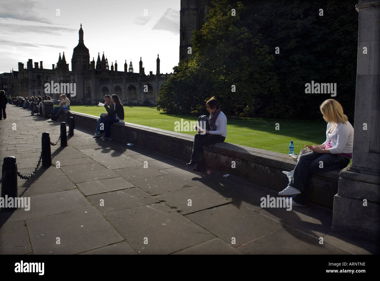 CAMBRIDGE UNIVERSITY CITY ENGLAND STUDENTS IN AUTUMN SUNSHINE 2006 ...