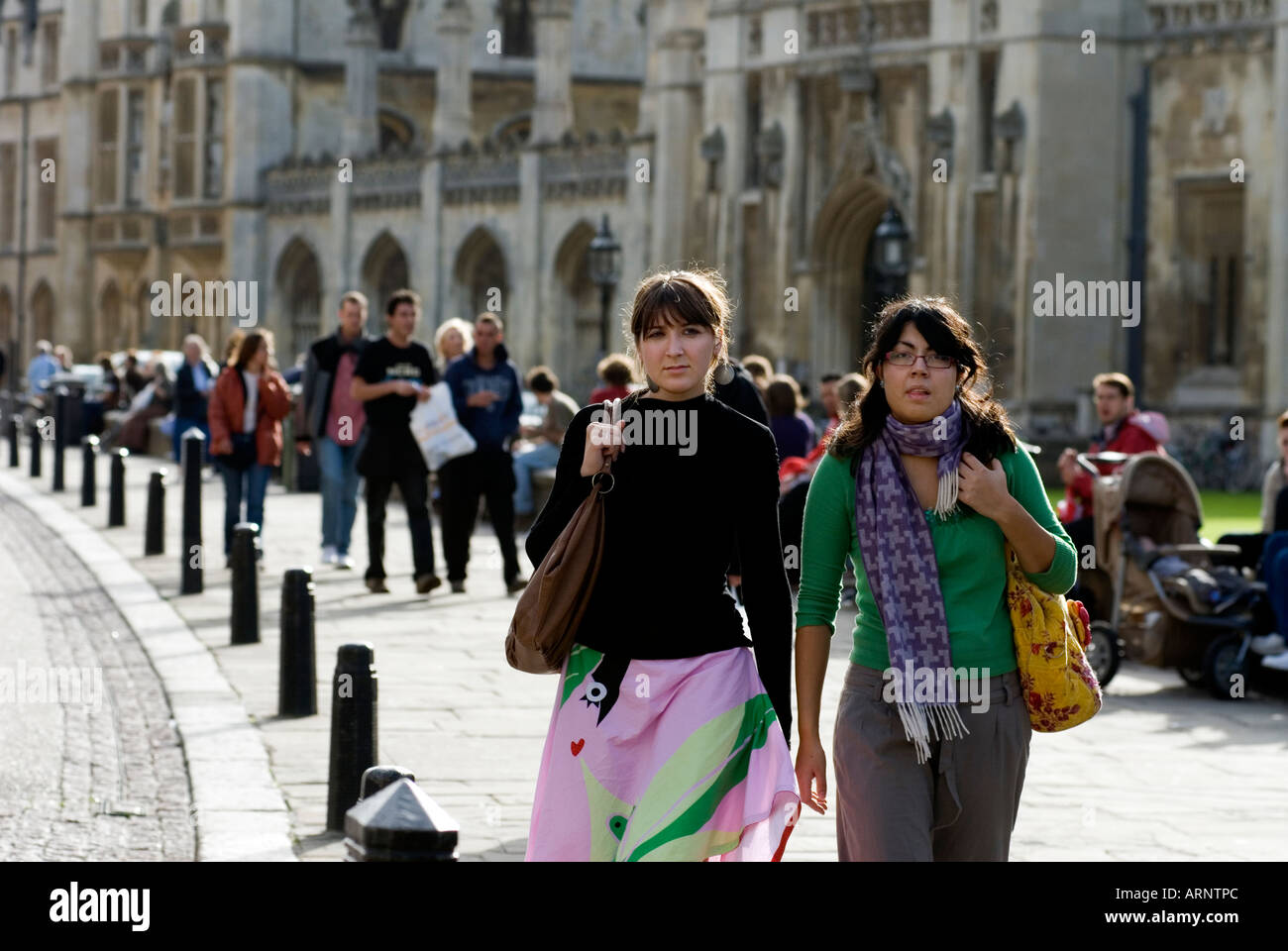 CAMBRIDGE UNIVERSITY CITY ENGLAND STUDENTS IN AUTUMN SUNSHINE 2006 ...