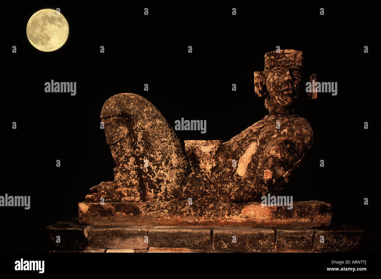 Chac mool figure at nig hi-res stock photography and images - Alamy