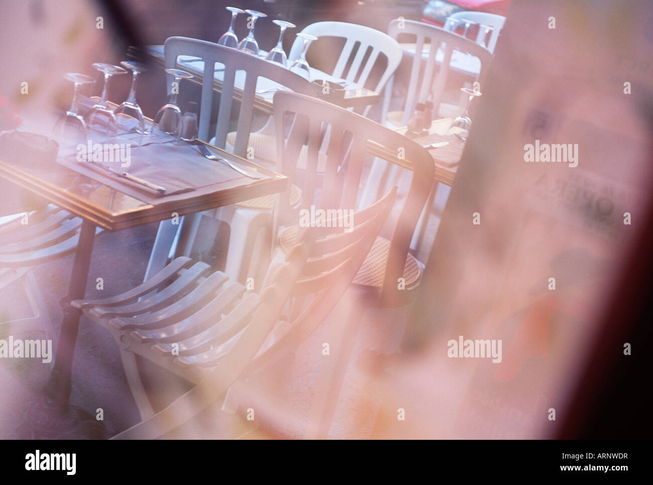 France paris cafe door table hi-res stock photography and images - Alamy