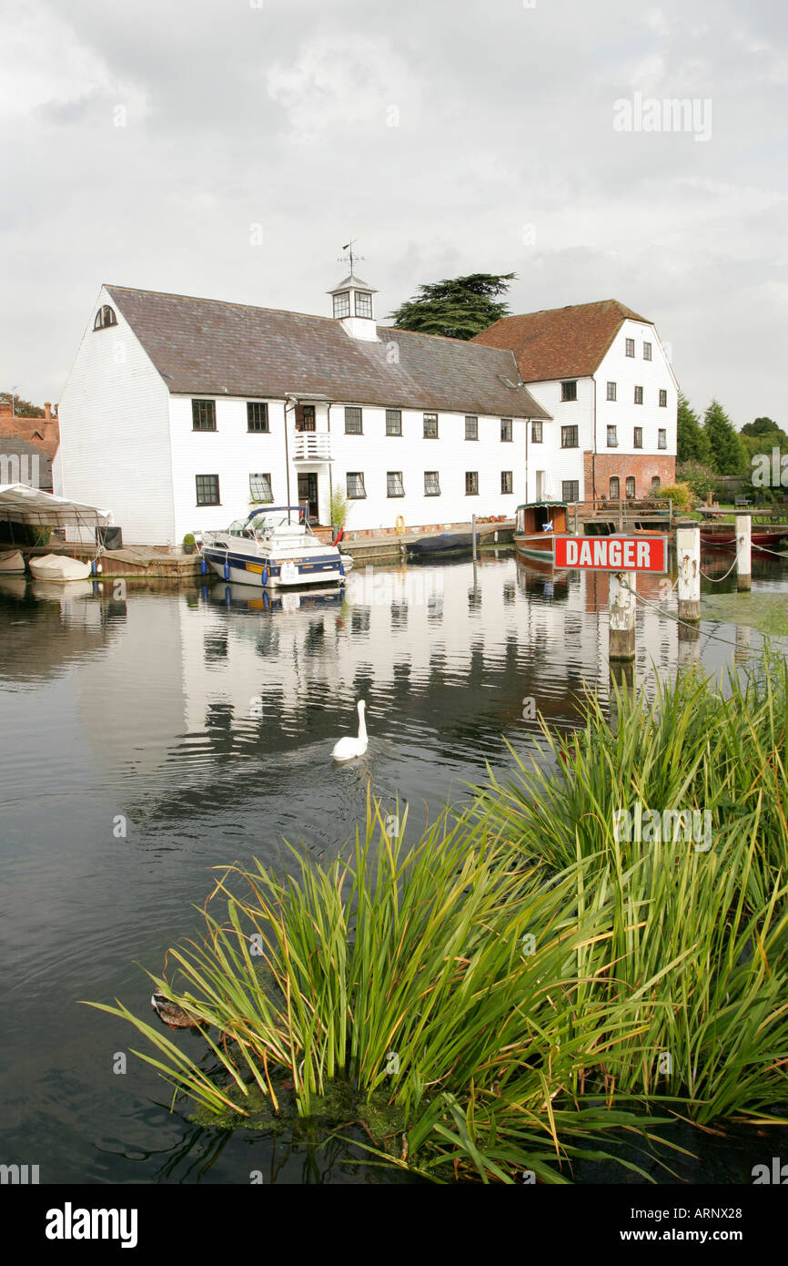 Hambleden lock hi-res stock photography and images - Alamy