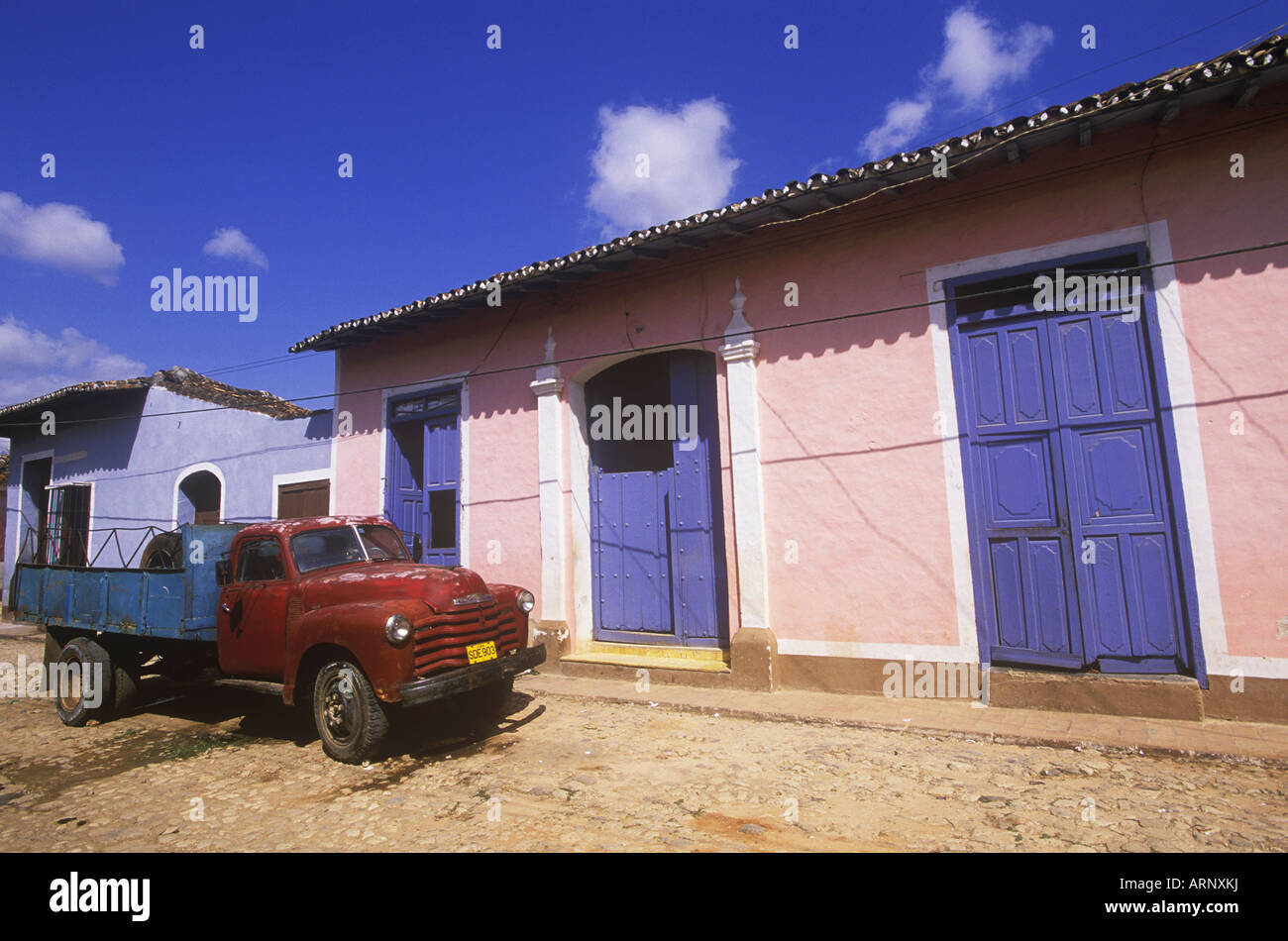 Pink building blue doors hi-res stock photography and images - Alamy