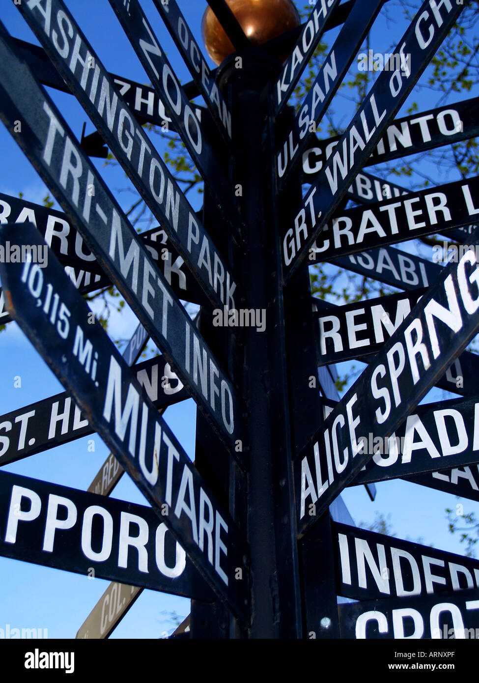 Giving directions pointing map hi-res stock photography and images - Alamy