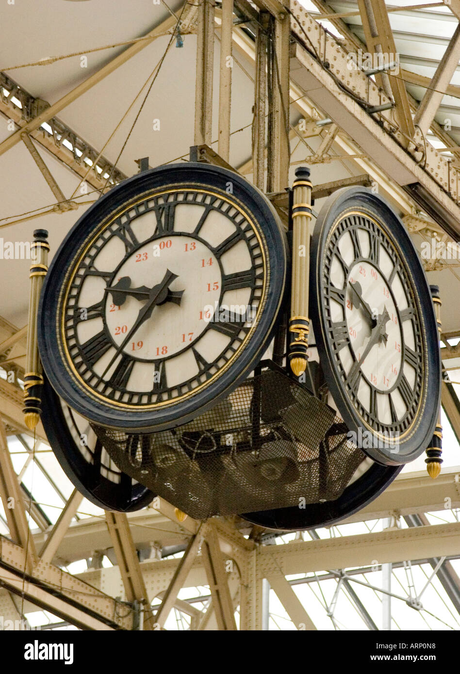 Waterloo station clock hi-res stock photography and images - Alamy
