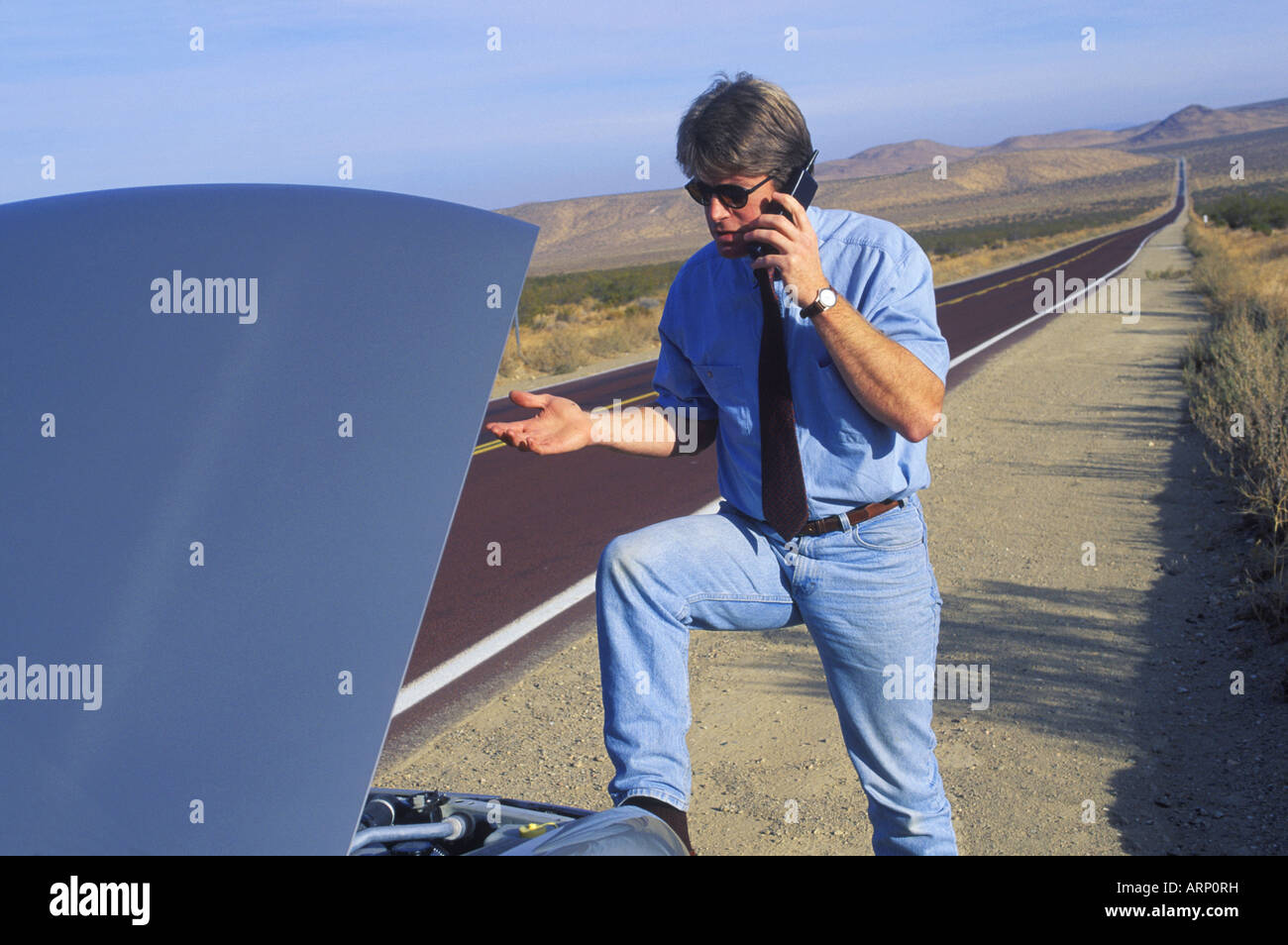 Stranded car desert hi-res stock photography and images - Alamy