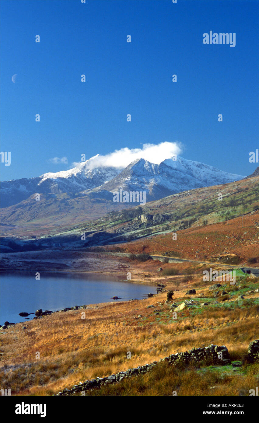 Scene at the the top of mount snowdon hi-res stock photography and ...