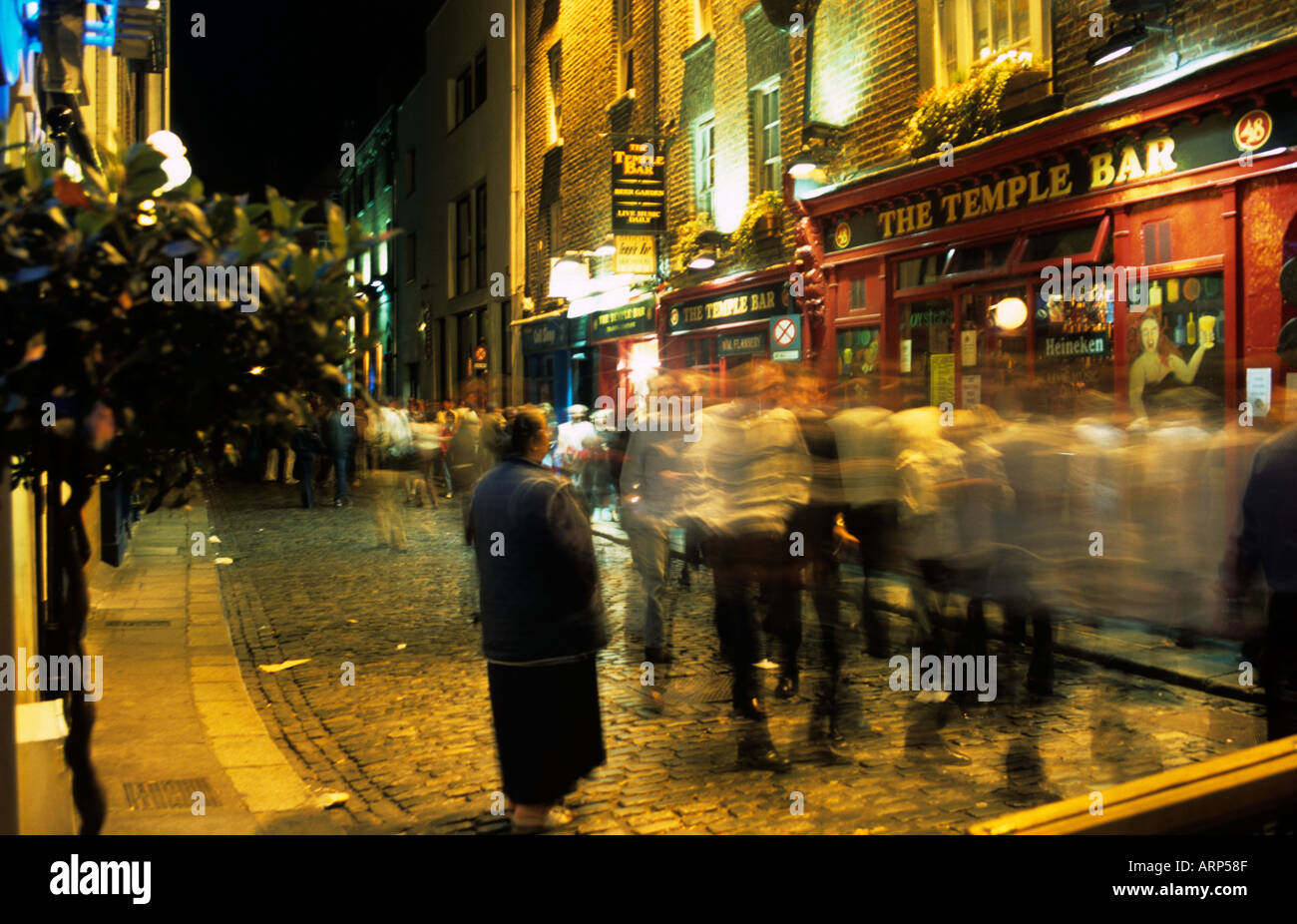 The Temple Bar pub in the popular Temple Bar area with motion blurred ...