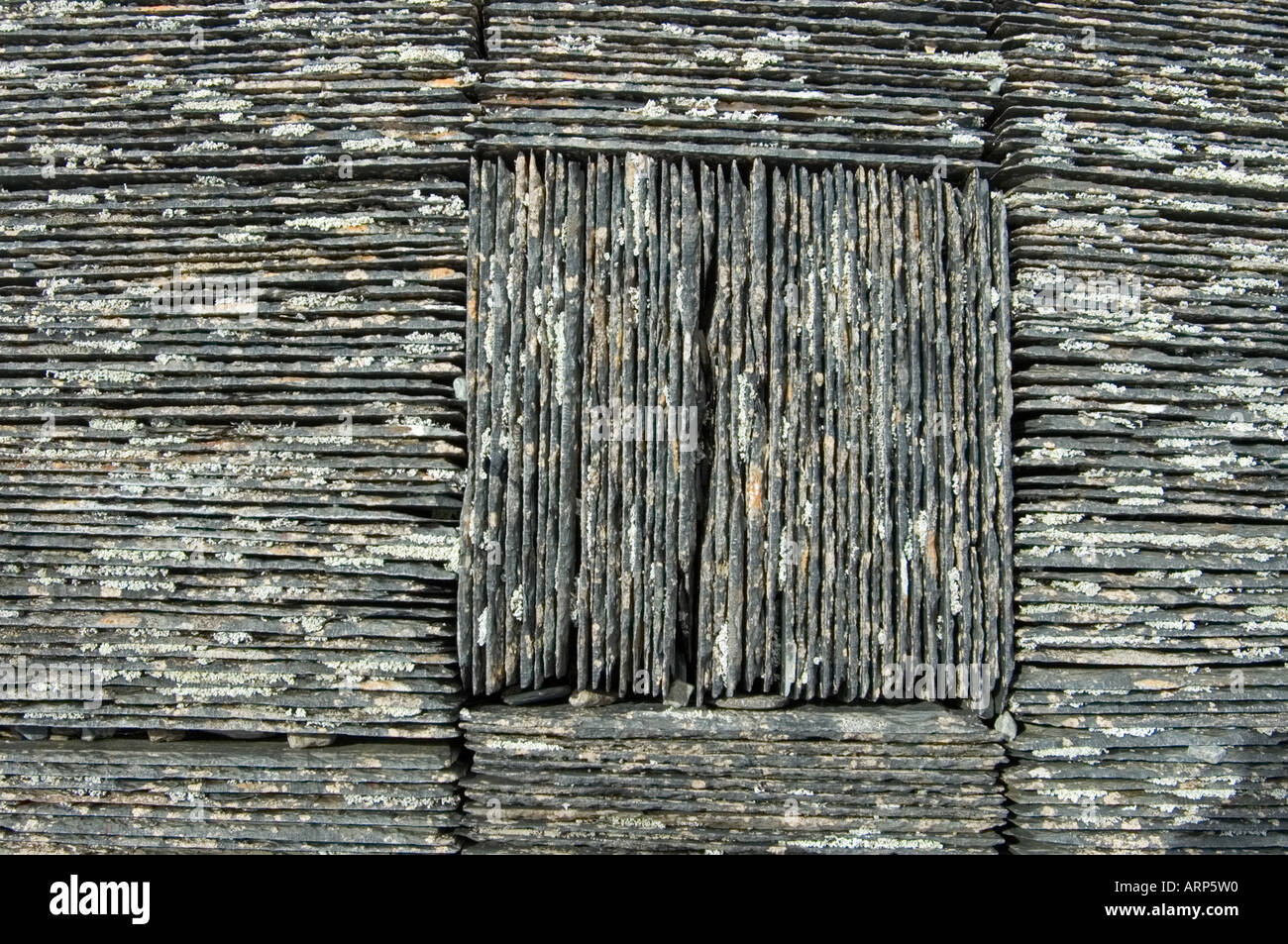 Edge view of tightly packed roof slates Stock Photo - Alamy