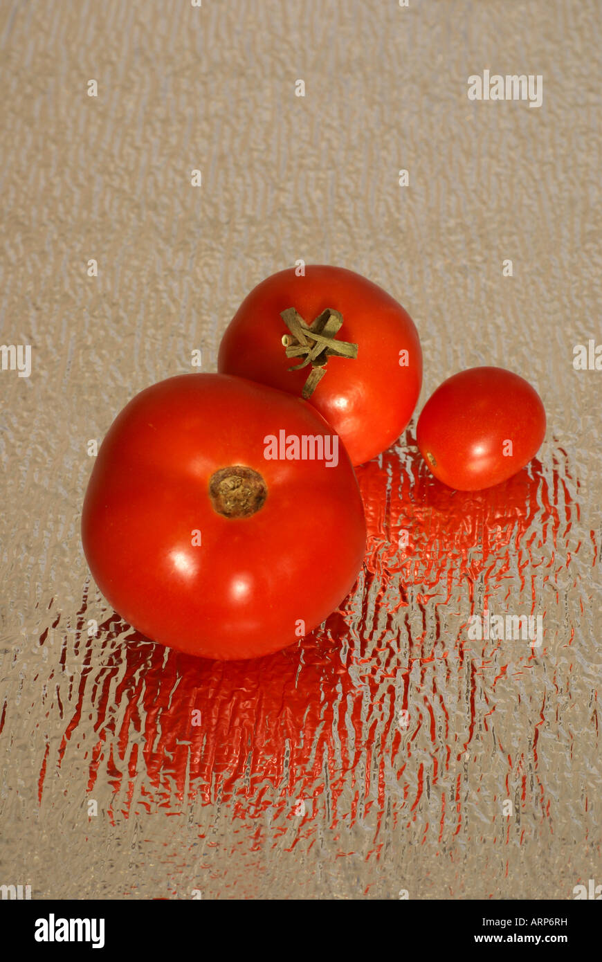 Medium tomatoes hi-res stock photography and images - Alamy