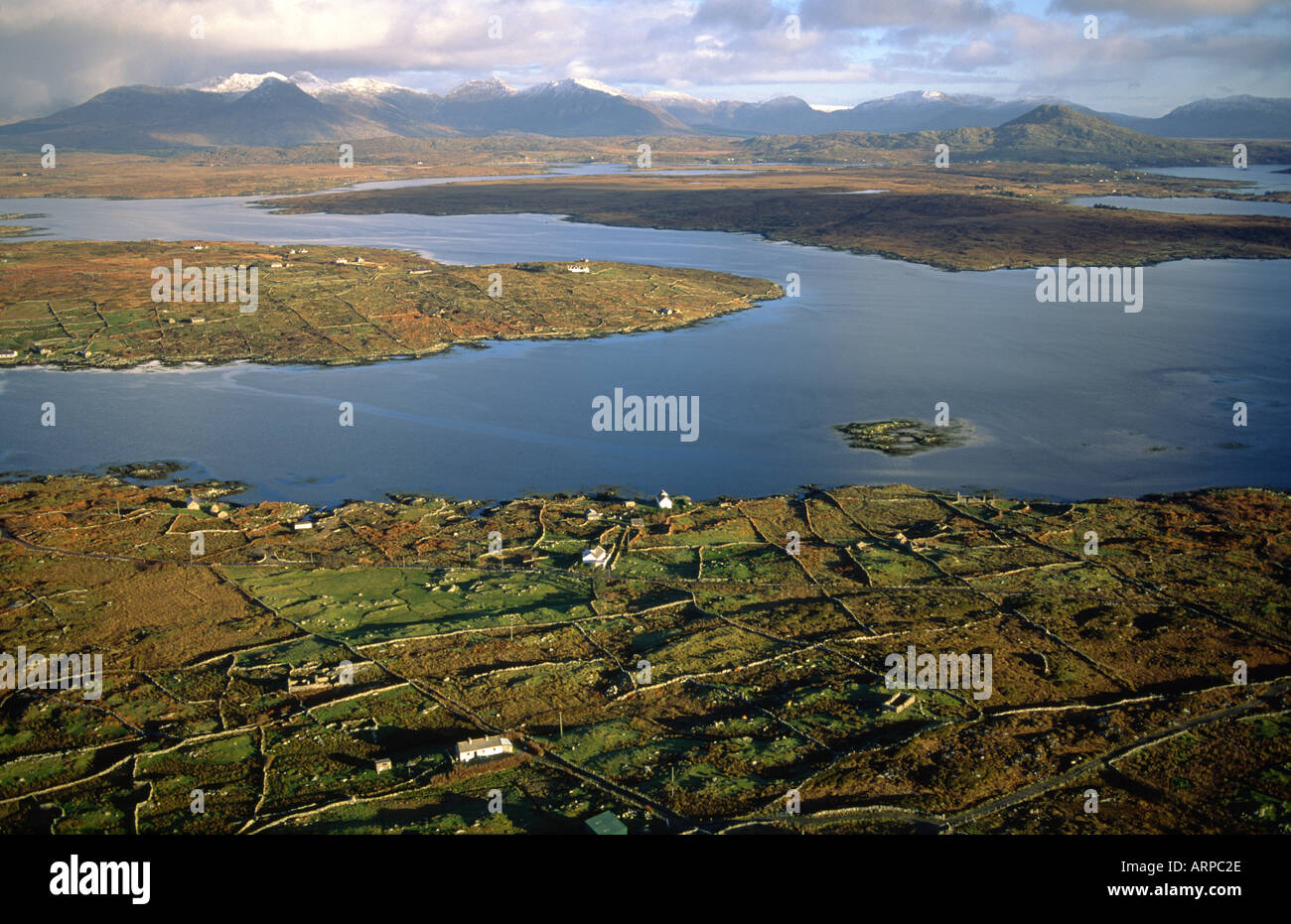 Irish cottage in barren landscape hi-res stock photography and images ...