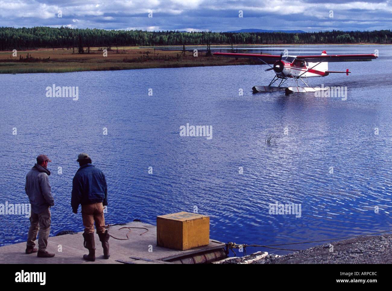 de Havilland Beaver float plane arrives at lake dock Stock Photo - Alamy