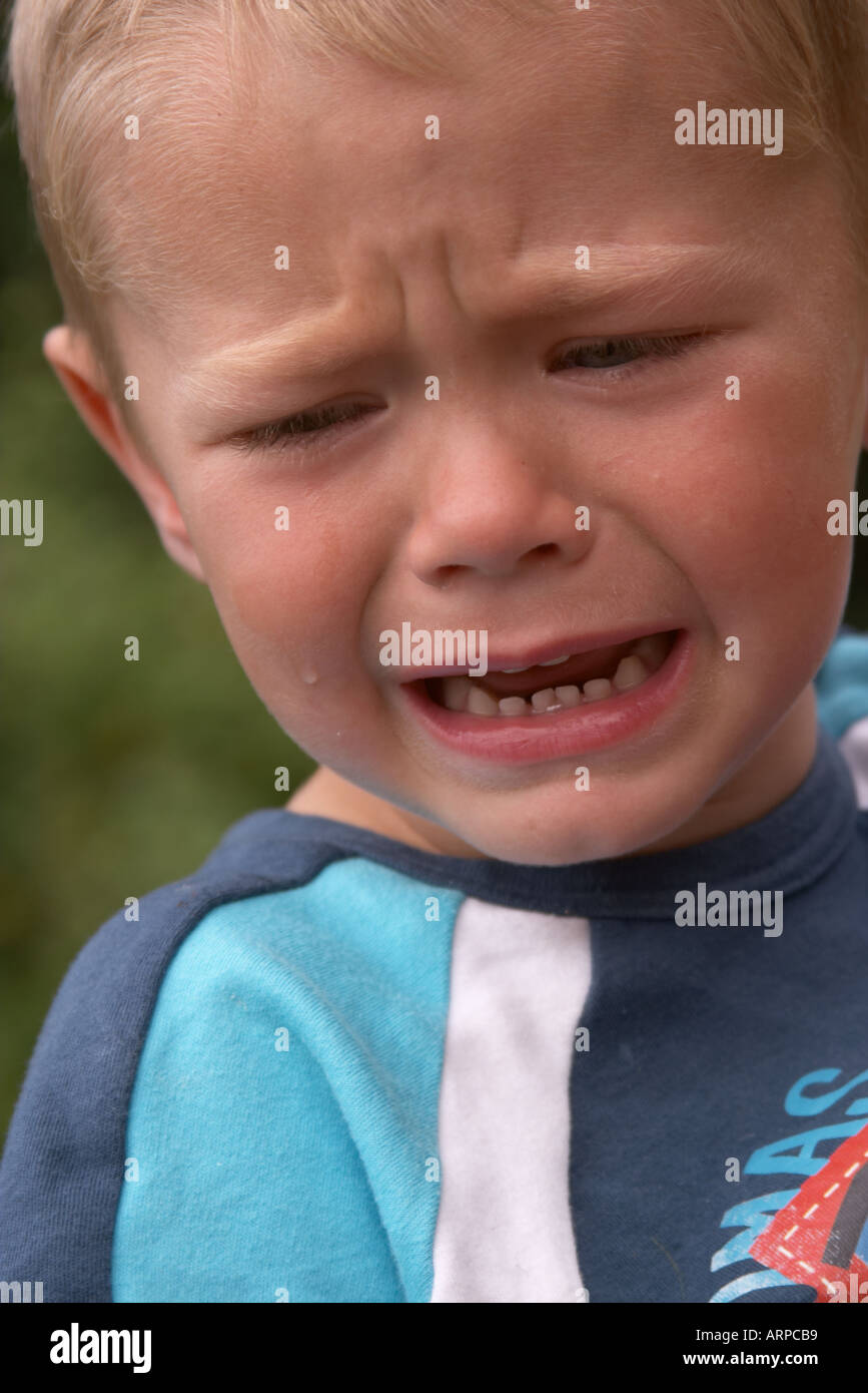 young boy crying Stock Photo - Alamy