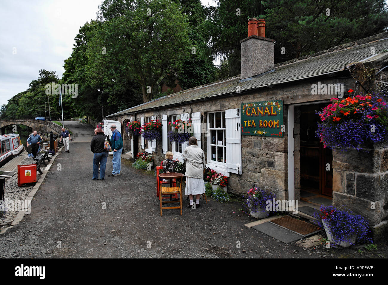 Linlithgow canal centre manse road hi-res stock photography and images ...