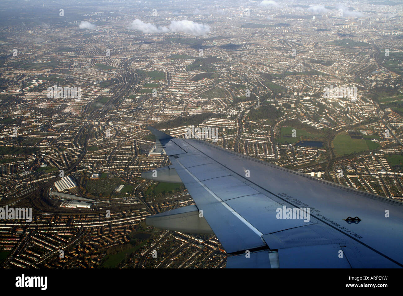 Plane wing london hi-res stock photography and images - Alamy