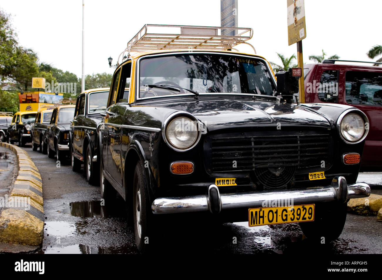 Black And Yellow Taxis Mumbai High Resolution Stock Photography and ...