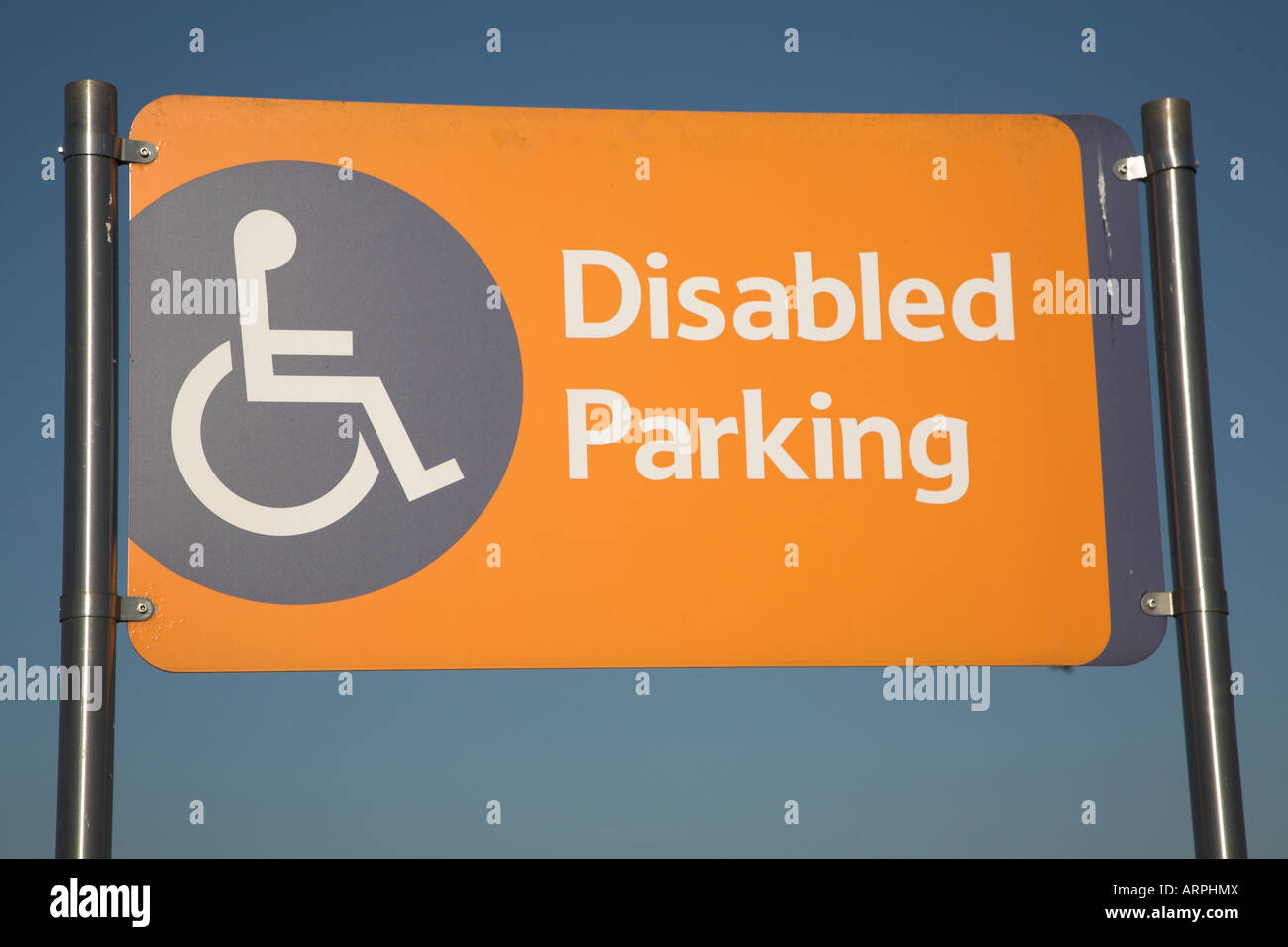 Disabled parking sign hi-res stock photography and images - Alamy