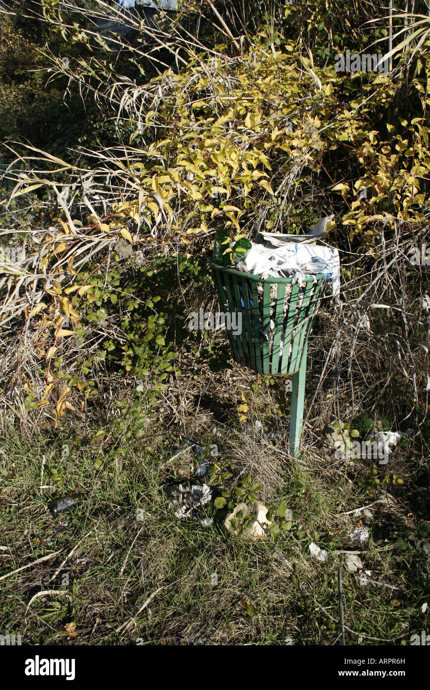 full litter bin in countryside Stock Photo - Alamy