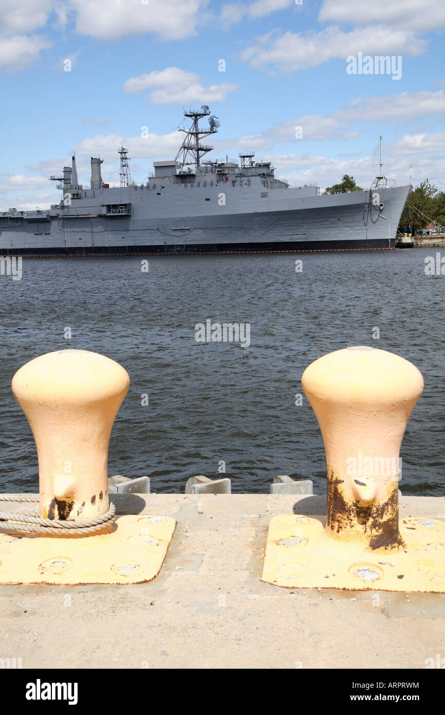 Front section of the Austin (LPD 4) Amphibious Transport Dock between ...