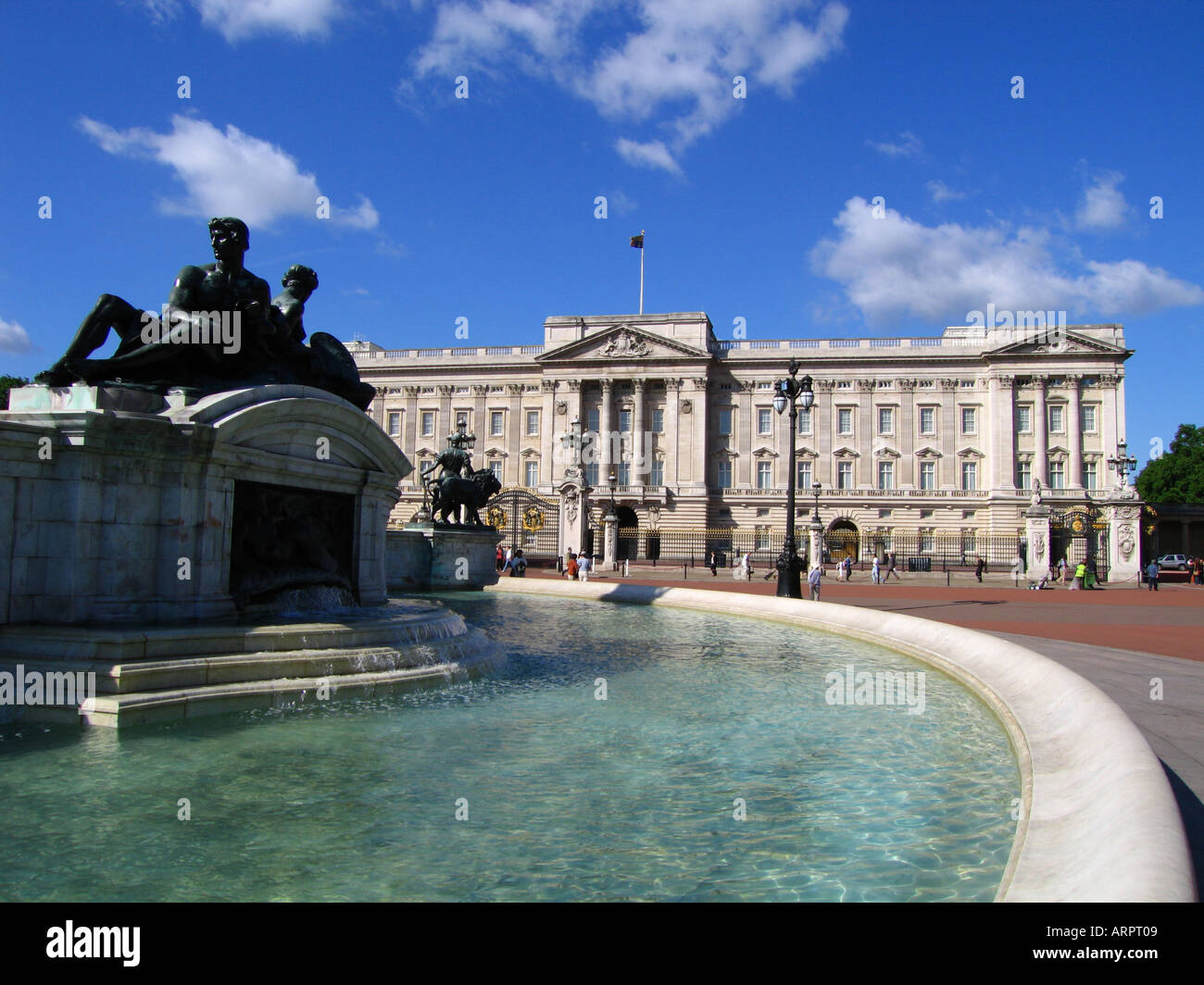 Victoria Monument Buckingham Palace – DYNF