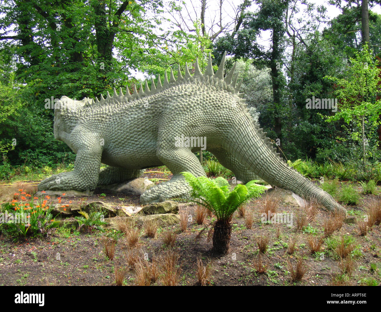 Hylaeosaurus dinosaur model at Crystal Palace Park. The first dinosaur ...