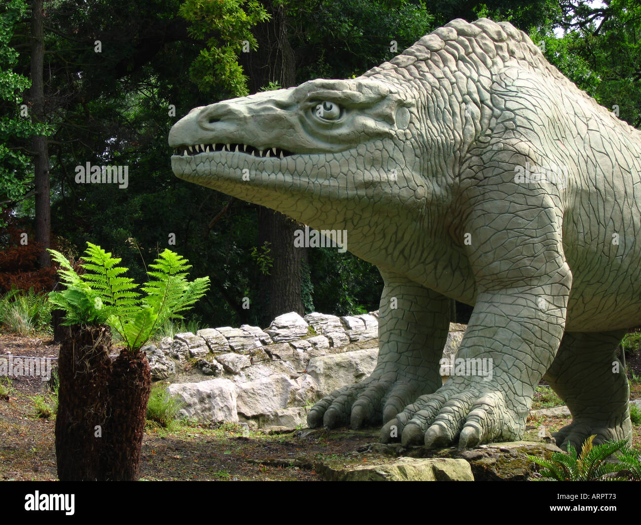 Megalosaurus dinosaur model at Crystal Palace Park. The first dinosaur ...