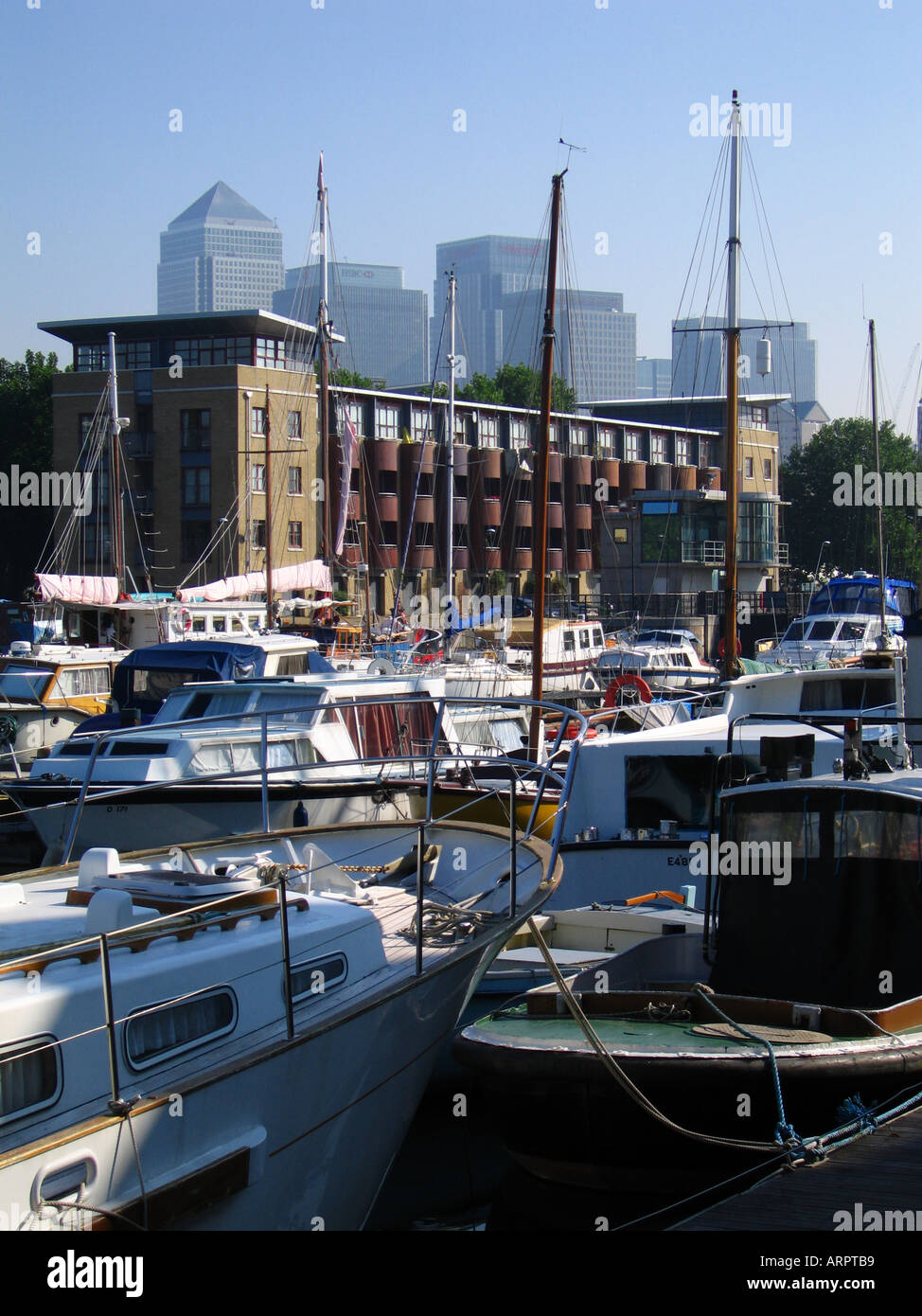 London marina hi-res stock photography and images - Alamy