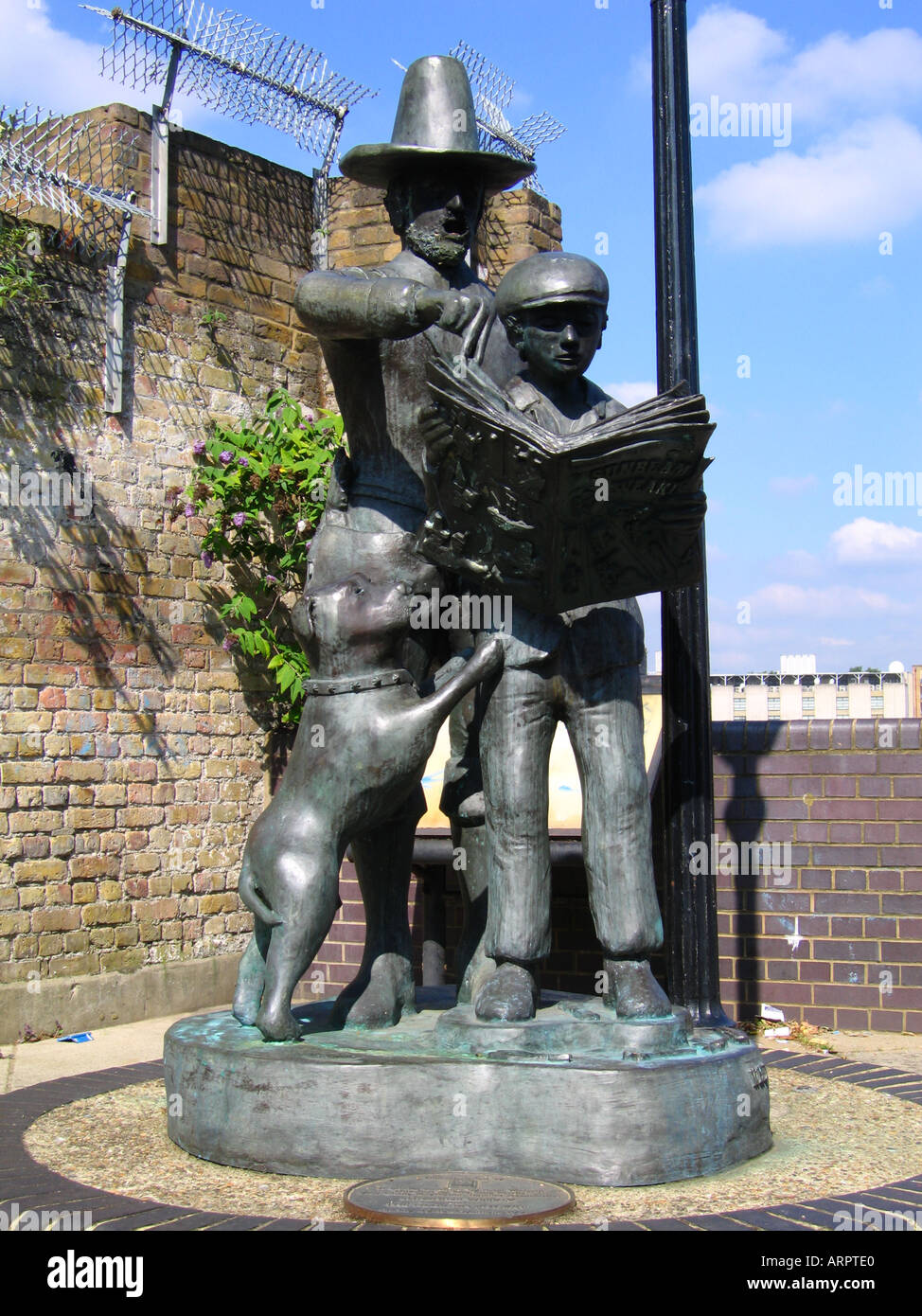 Father thames statue hi-res stock photography and images - Alamy