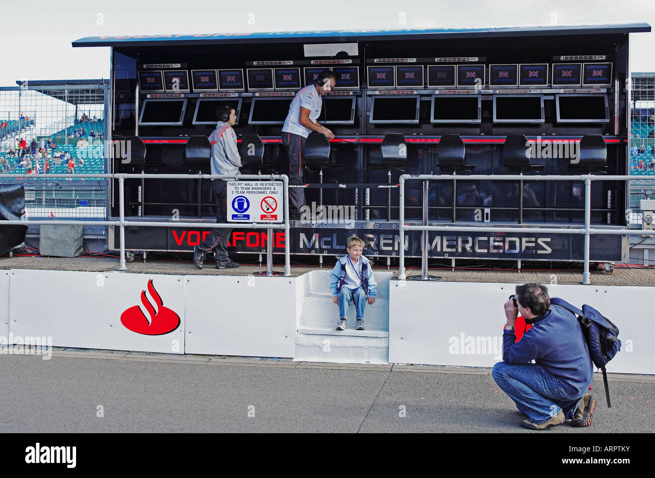 F1 pit wall hi-res stock photography and images - Alamy