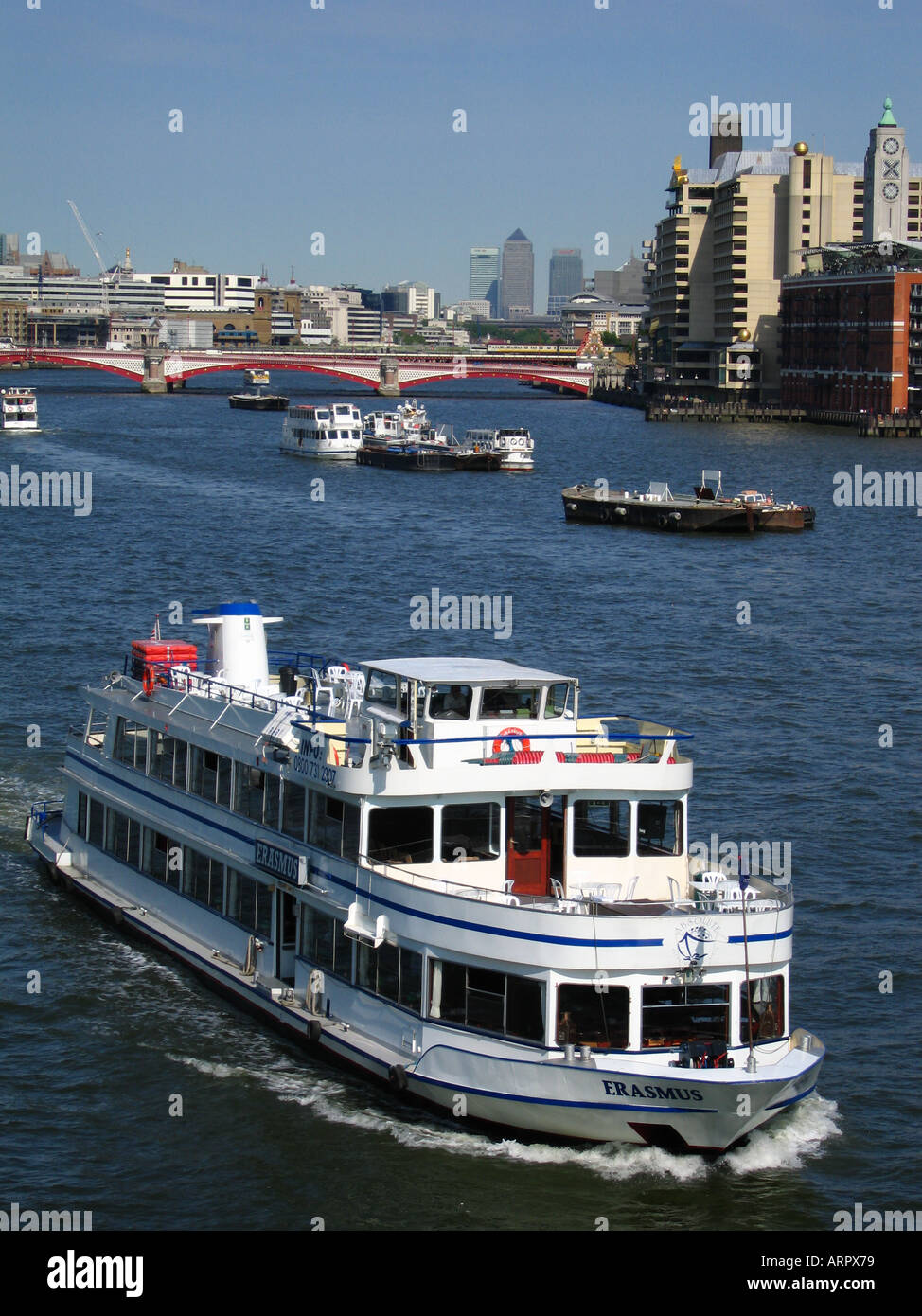 Thames river traffic hi-res stock photography and images - Alamy