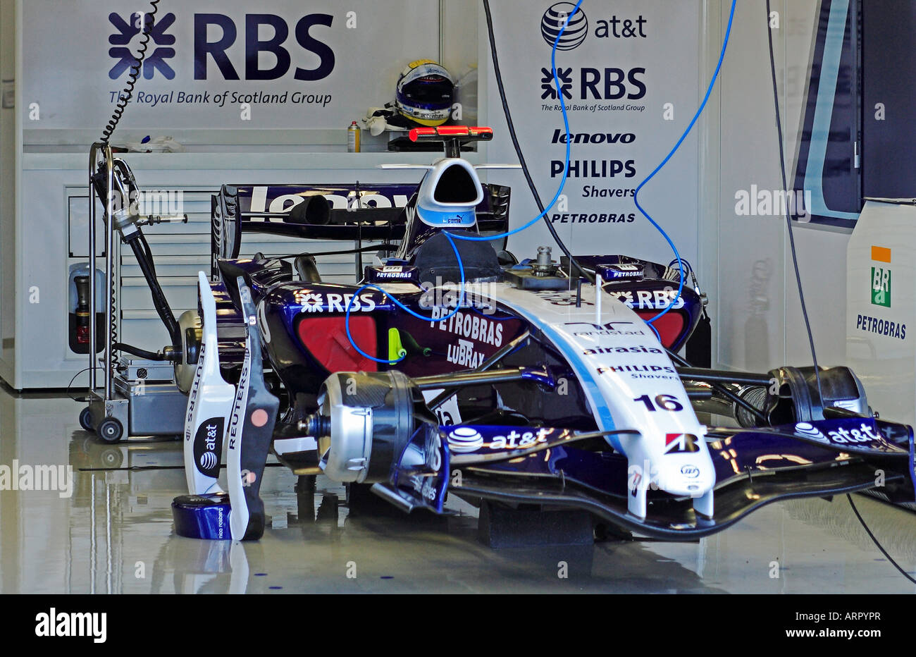 Williams f1 mechanics hi-res stock photography and images - Alamy