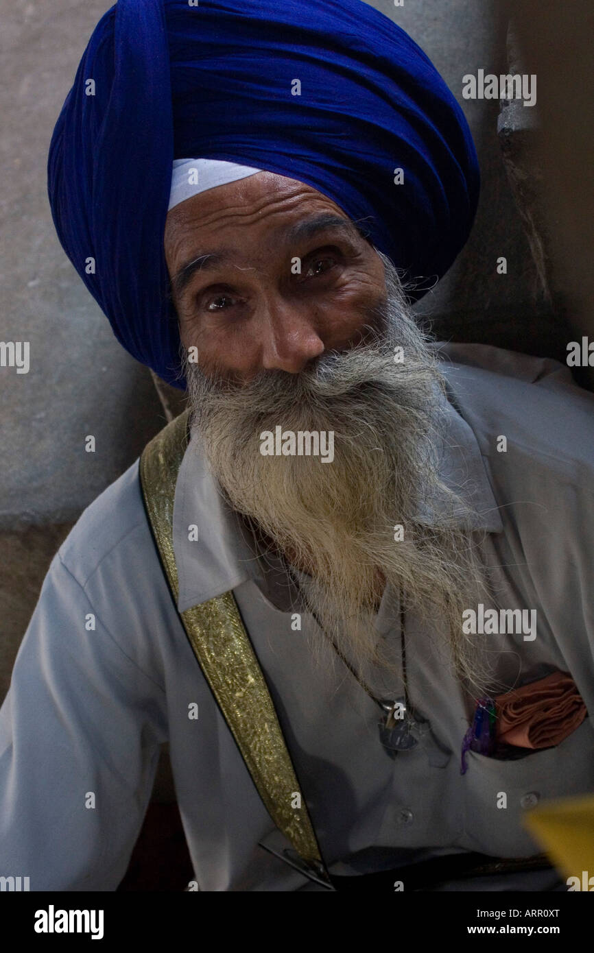 Sikh pilgrim at the Golden Temple, Amritsar Stock Photo - Alamy