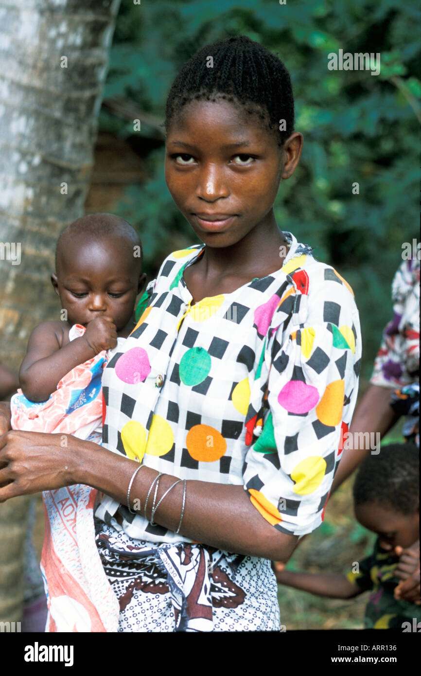 AFRICA KENYA KWALI Young Kenyan girls taking care of their baby ...
