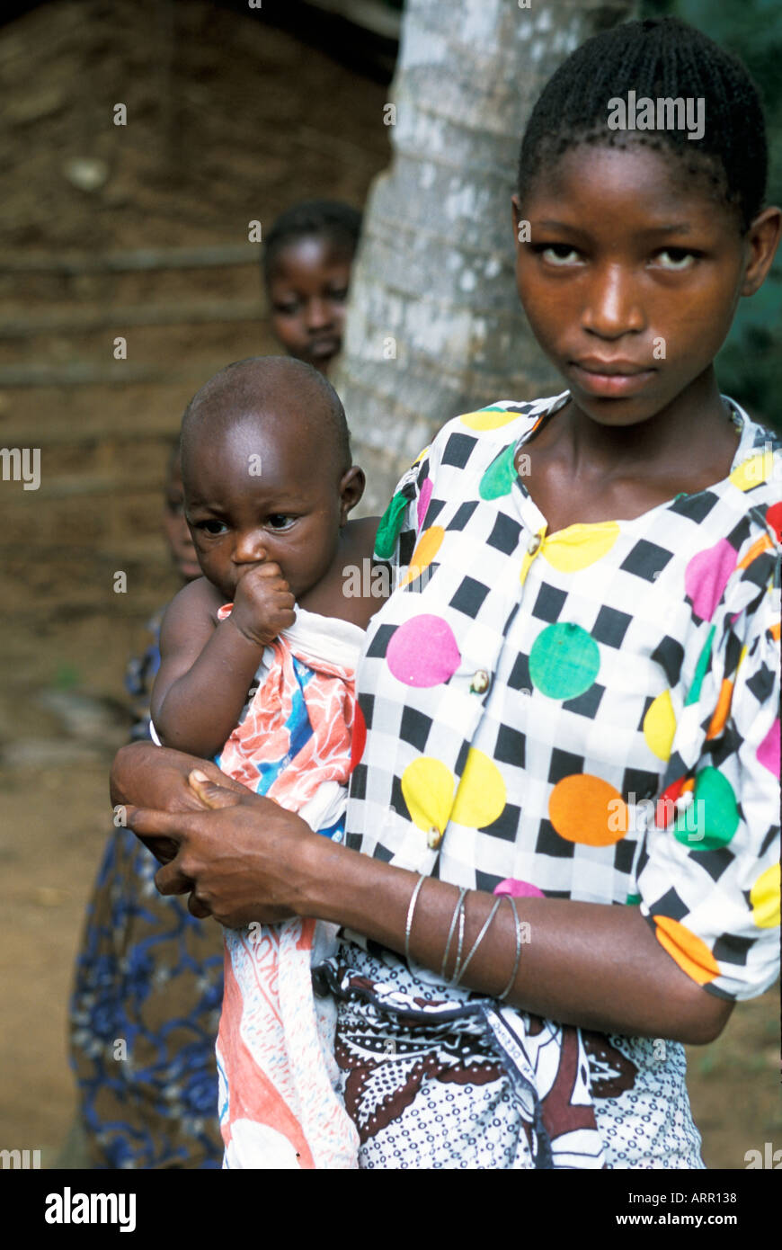 AFRICA KENYA KWALI Young Kenyan girls taking care of their baby ...