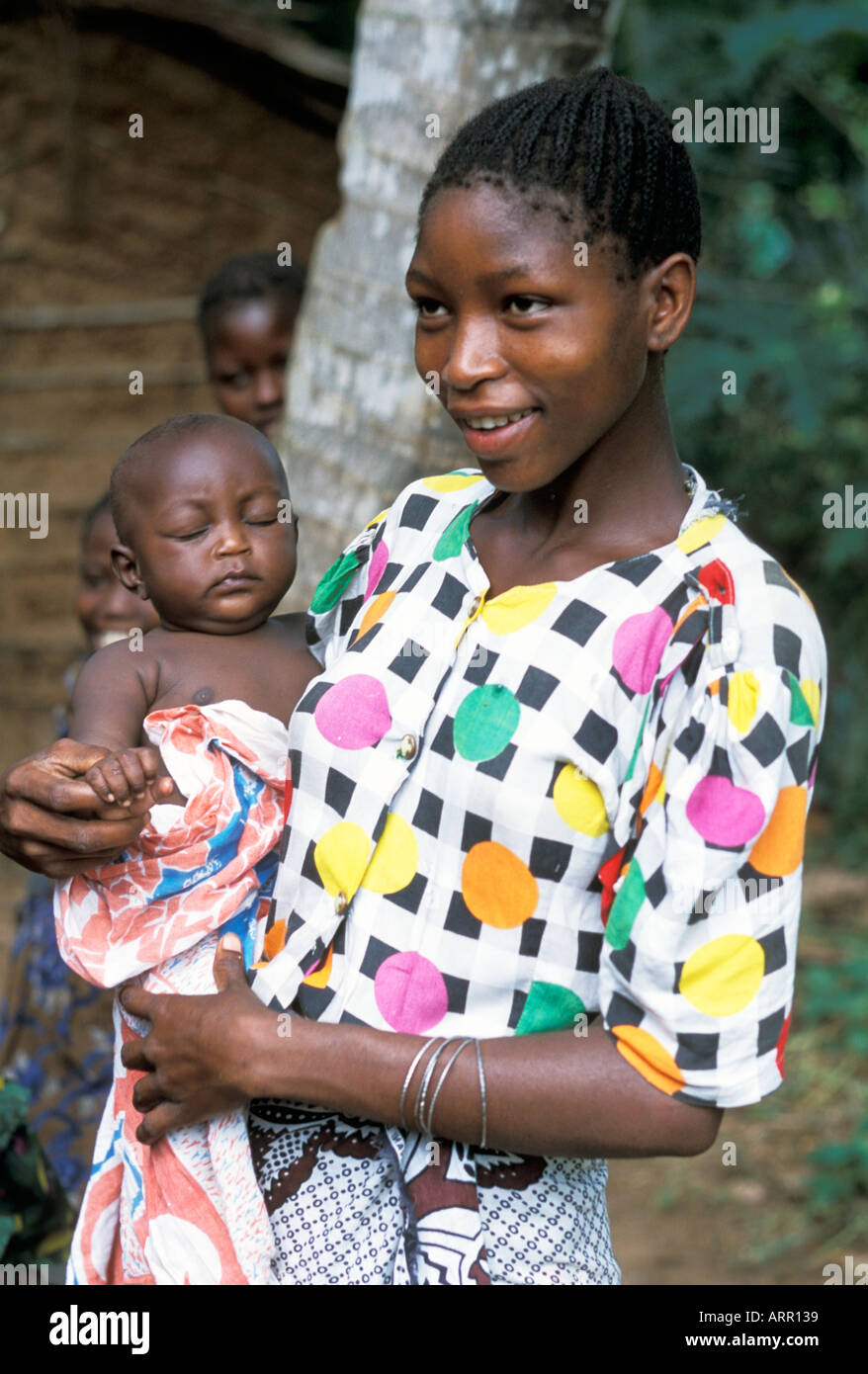 AFRICA KENYA KWALI Young Kenyan girls taking care of their baby ...