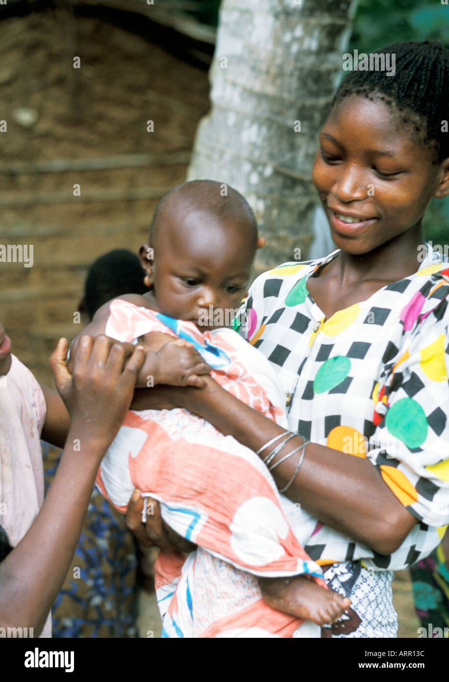 AFRICA KENYA KWALI Young Kenyan girls taking care of their baby ...