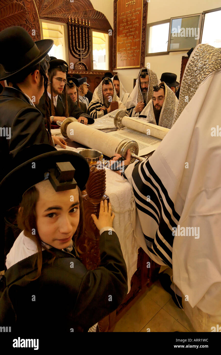Jewish children torah reading hi-res stock photography and images - Alamy