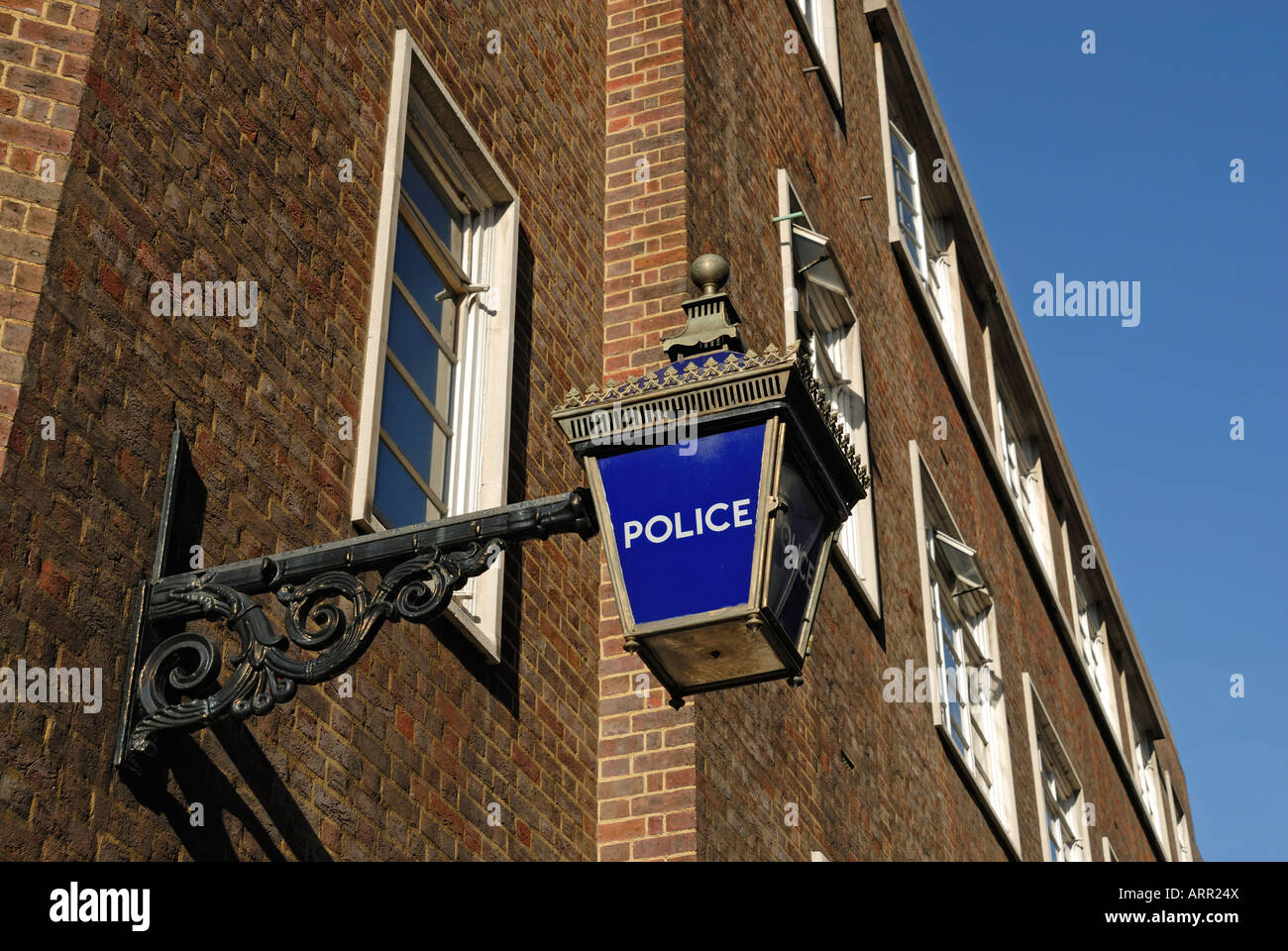 Metropolitan police blue lamp sign hi-res stock photography and images ...