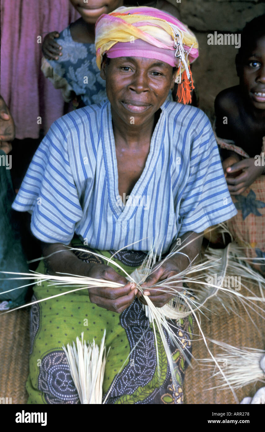 AFRICA KENYA KWALI Kenyan grandmother dressed in traditional kanga ...