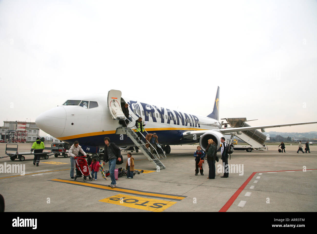 ryanair passengers disembarking runway airplane Stock Photo - Alamy