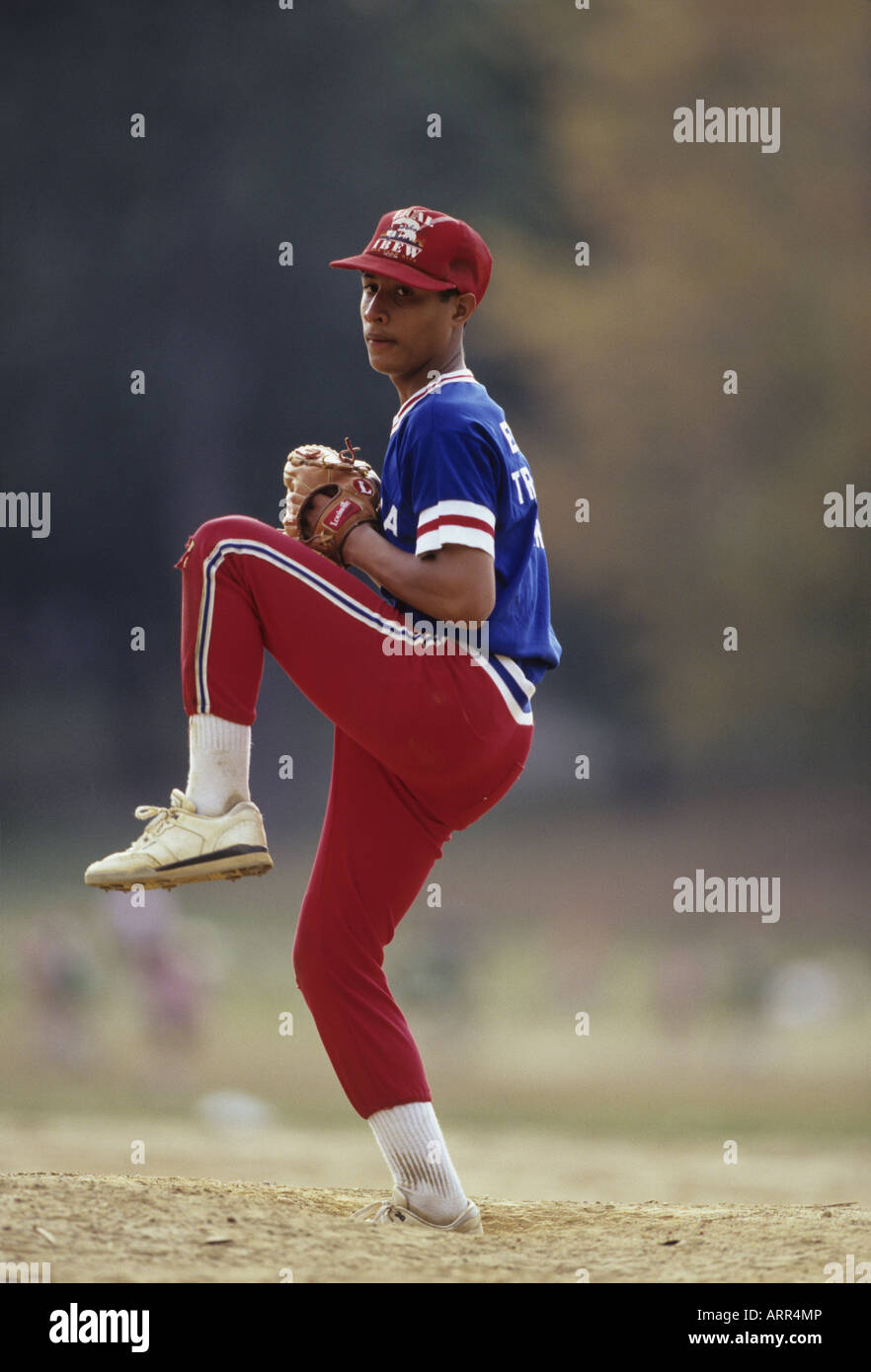 Pitcher throwing baseball hi-res stock photography and images - Alamy
