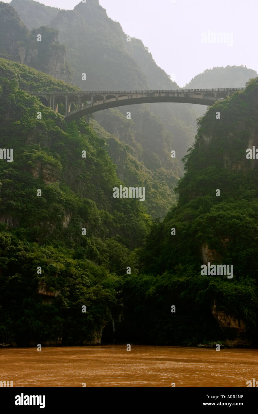 Impressive bridge between two cliffs in the Xiling Gorge on the Yangzi ...