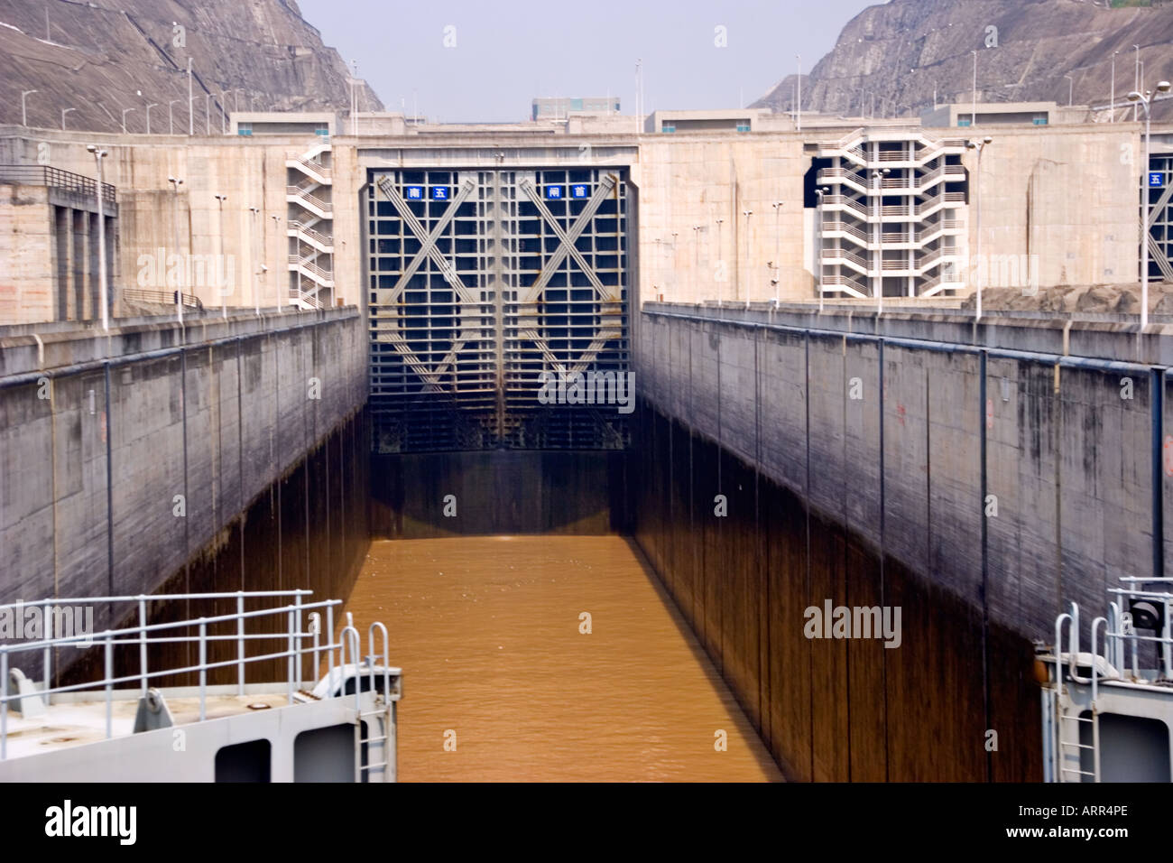 Ship lock at the Three Gorges Dam on the Yangze Stock Photo - Alamy