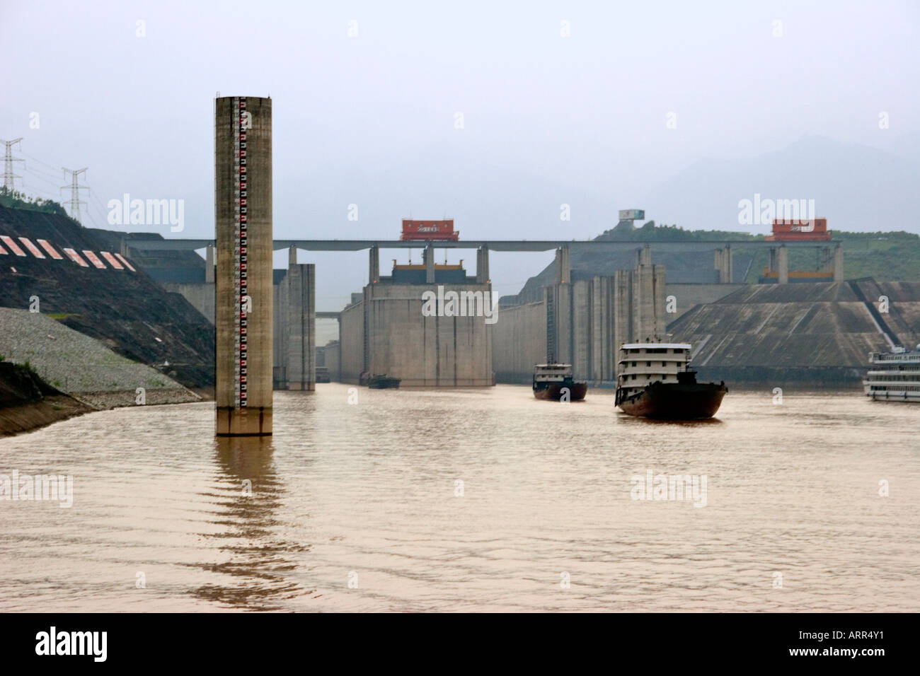 China three gorges dam ship lock hi-res stock photography and images ...