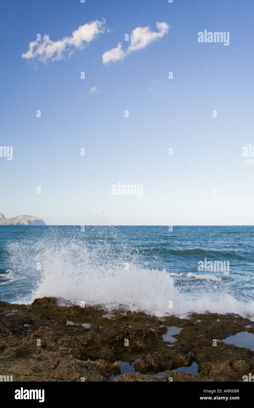 Waves breaking on the rocks Stock Photo - Alamy