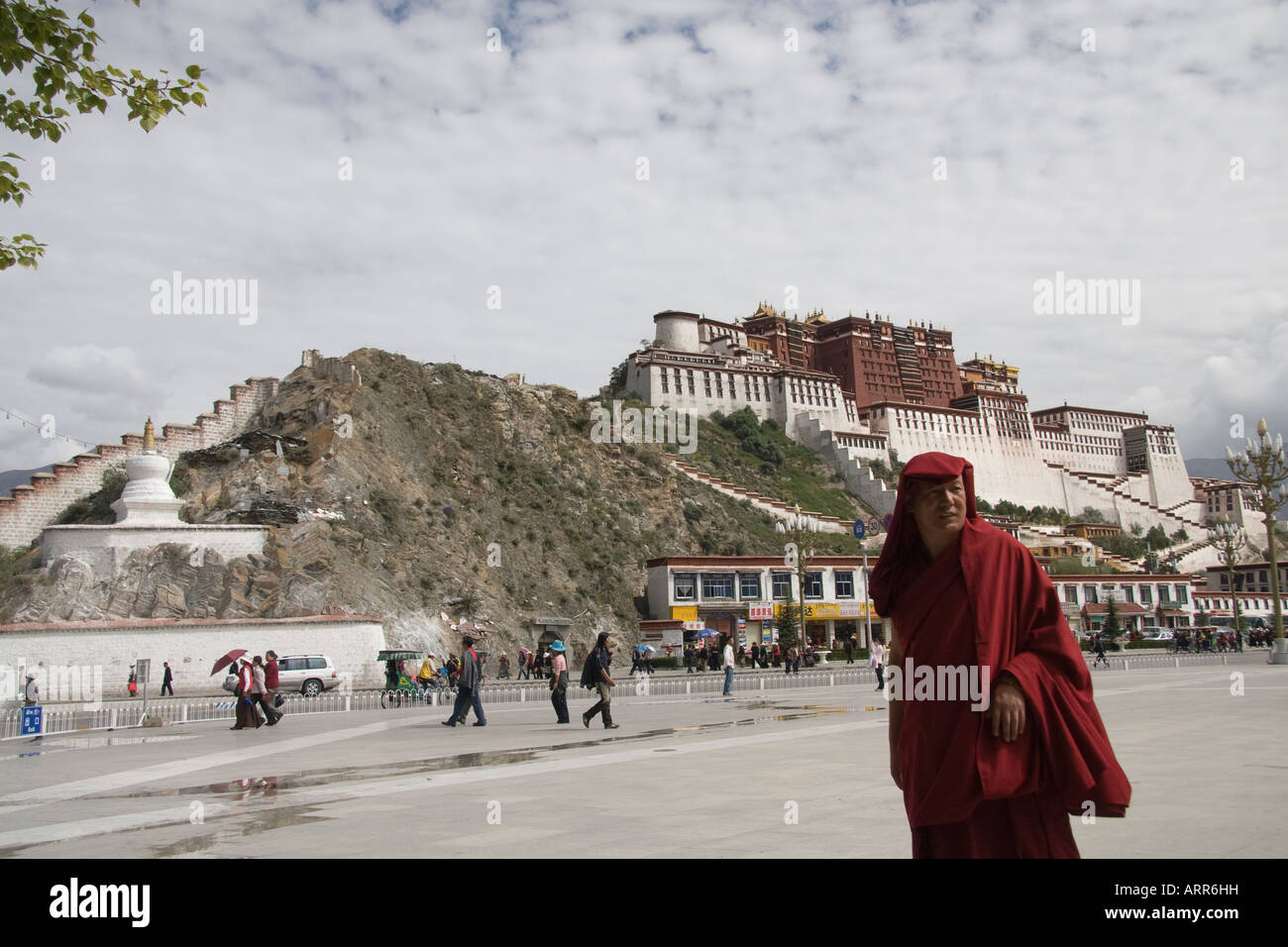 A Tibetan monk before the Potala Palace Lhasa Tibet Stock Photo - Alamy